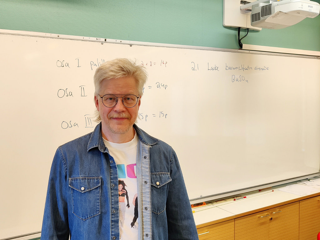 Pojille täydet pisteet kemian yo-kokeessa - Mitä opettaja teki oikein?