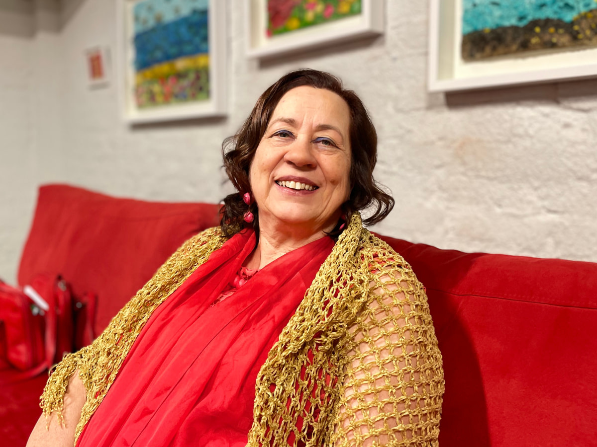 Keksijä-kemisti tekee iloista taidetta itse keksimästään savesta ...